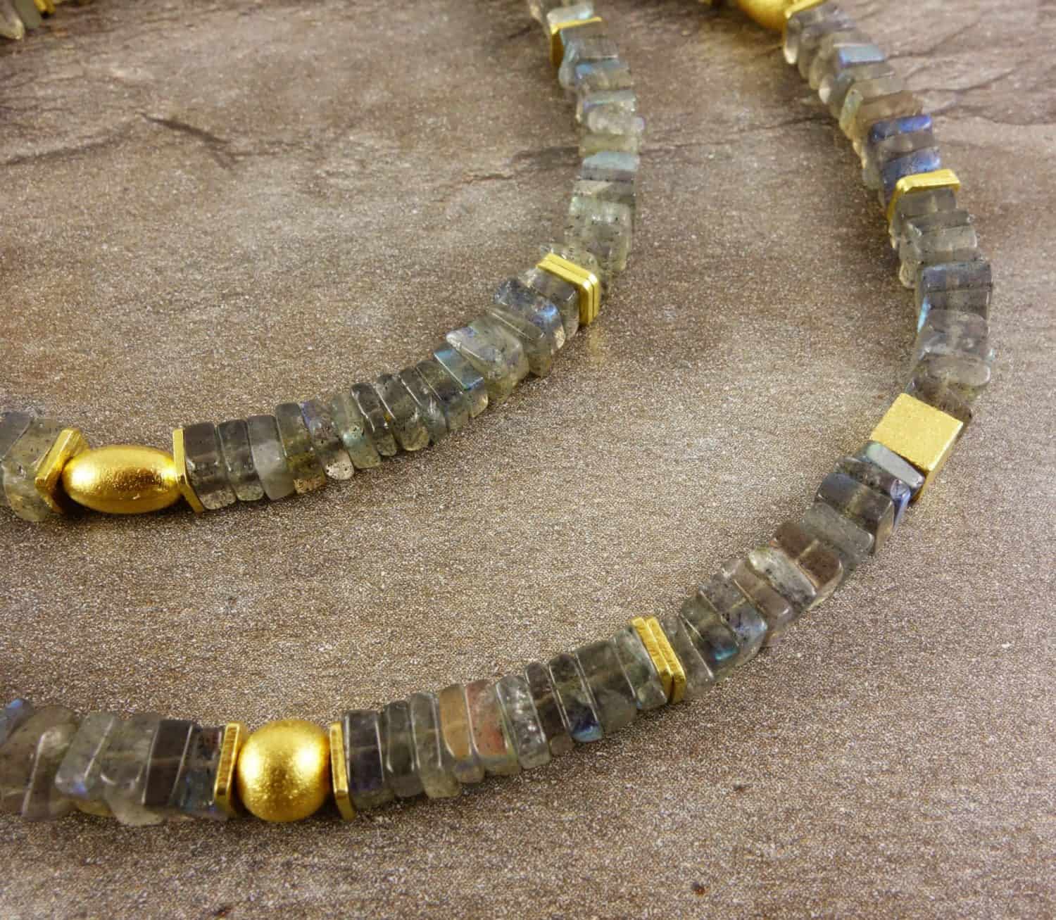 Labradorit-Collier mit vergoldetem Silber – Brombeergrün