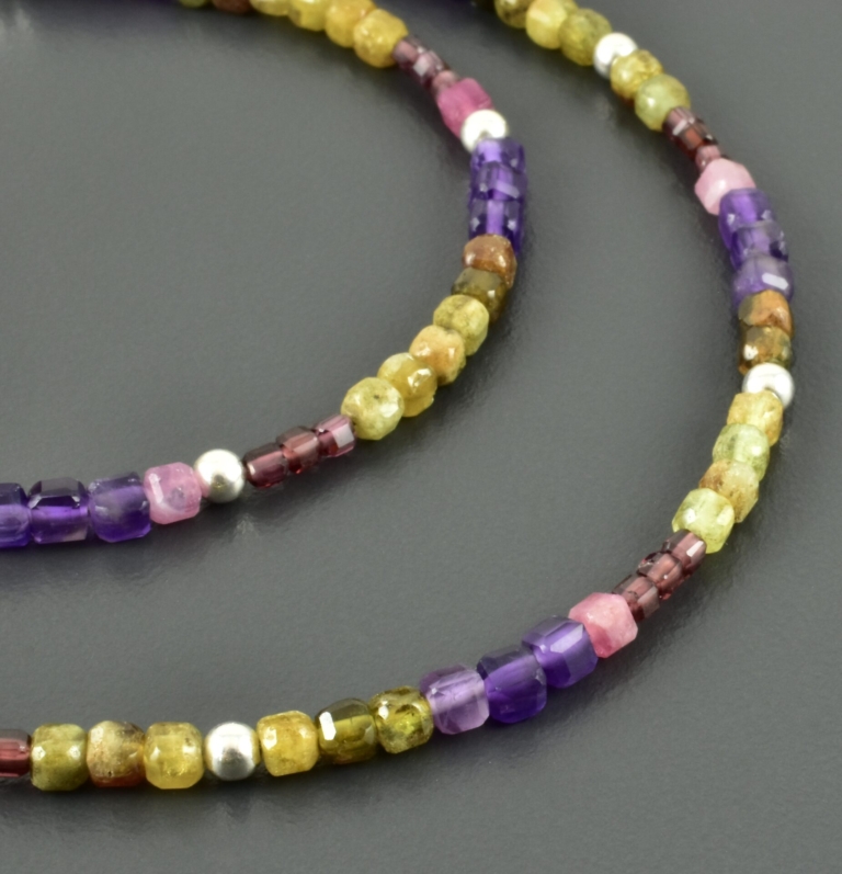 Zarte Edelstein-Würfel-Kette in lila/grün – Brombeergrün